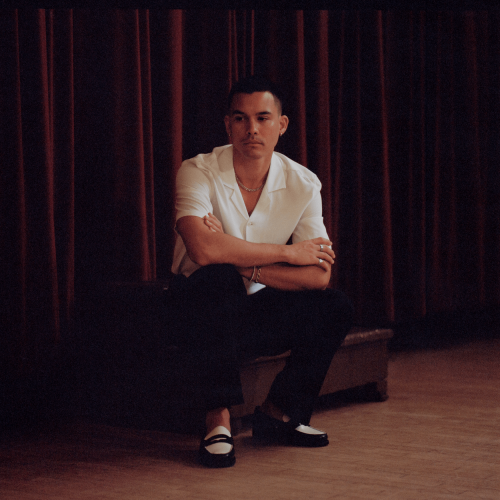 Trouver l'homme de l'Est : L'identité et les succès avec Jordan Astra